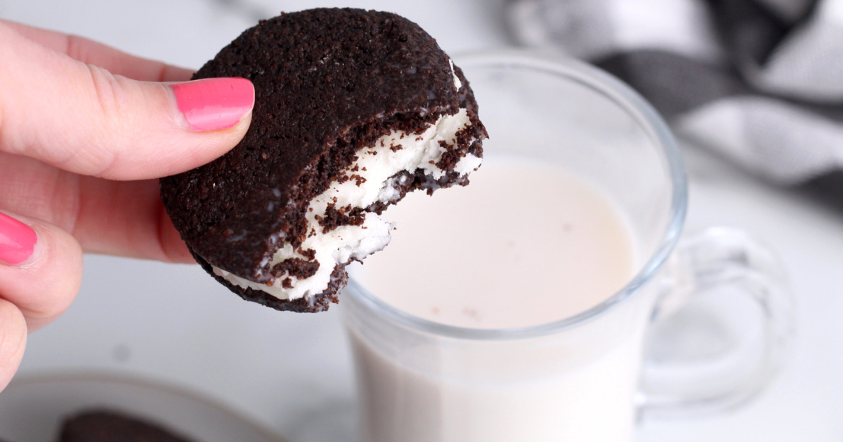 Keto Oreos Copycat Recipe (1.4g Net Carbs Per Cookie!) | Hip2Keto