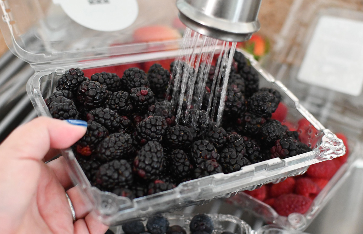 Here are the Best Low Carb Fruits to Eat (And the Fruits to Avoid)